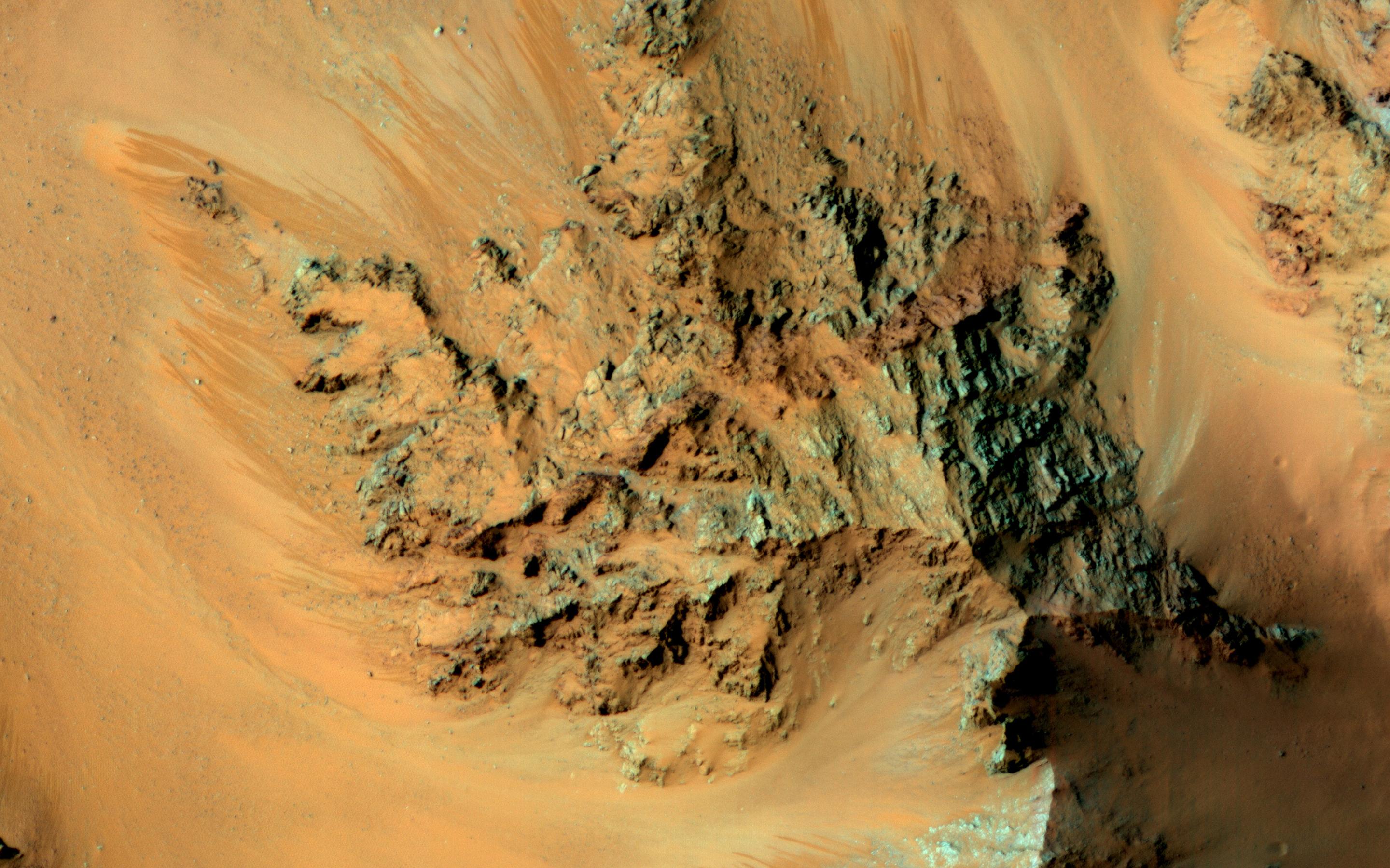 MRO-HIRISE-Mars-Hale-Crater-Slope-Seeping-Water-PIA19359-full - Explore ...